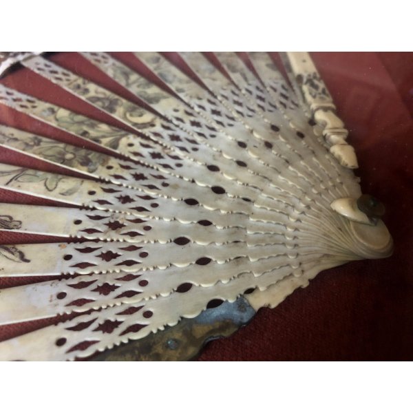 ANTICO VENTAGLIO TECA CARTA DECORO SCENA ROMANTICA CORNICE DORATA OLD HAND FAN